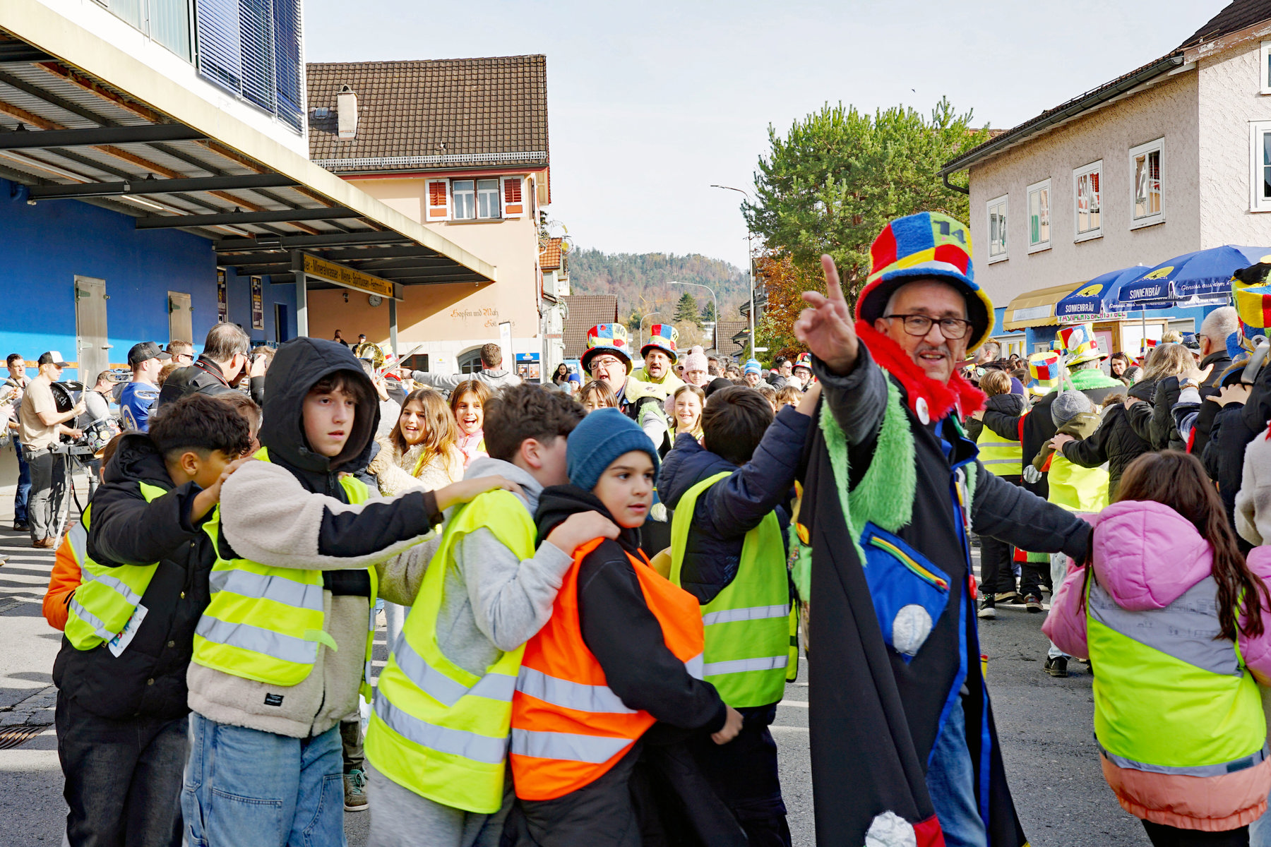 11.11 Uhr und ein paar Minuten: Im Dorf startet die Fasnacht mit ...